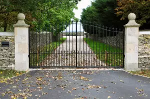 gate-shut — zatvorený-shutterstock