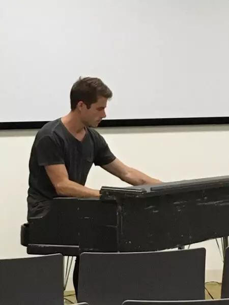 Jon McLaughlin spelar på Google