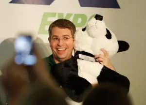 Matt Cutts ပန်ဒါဝက်ဝံကို ပွေ့ဖက်ထားသည်။