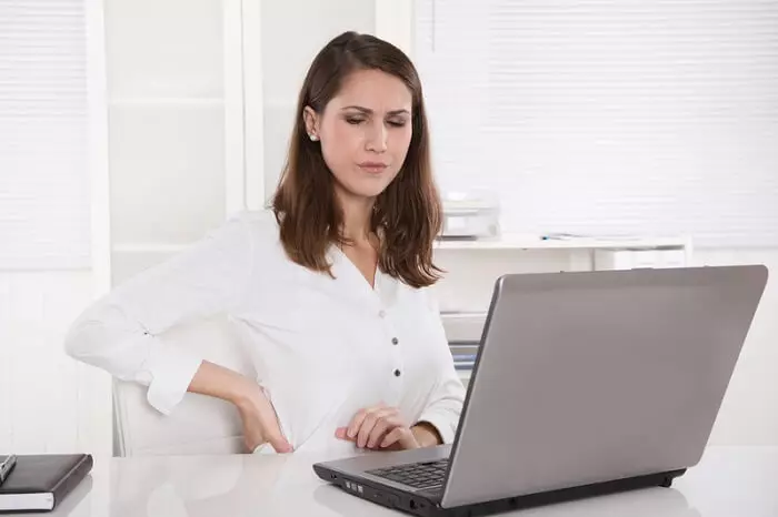Vrouw op laptop