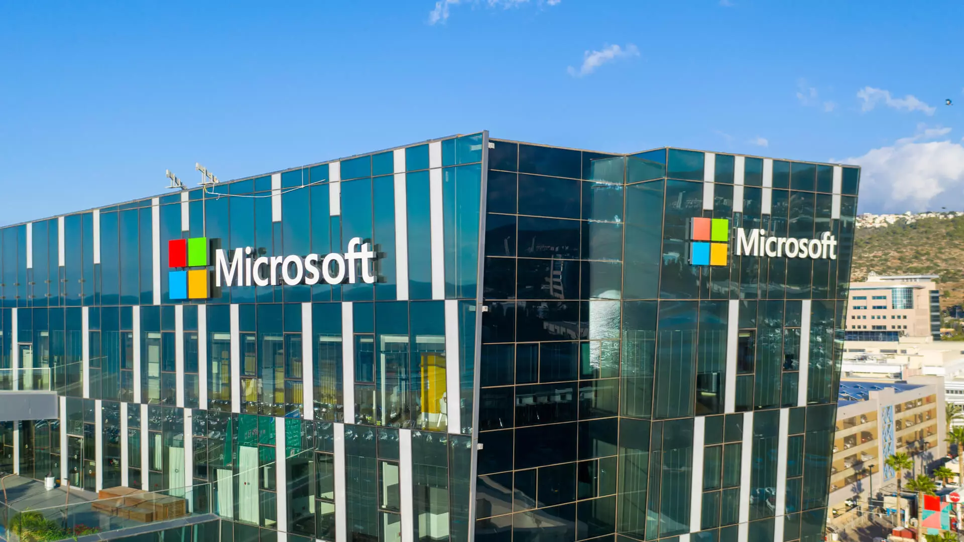 Microsoft Advertising'in yeni Kredi kartı reklamları sektöre özel ürünler serisini sürdürüyor