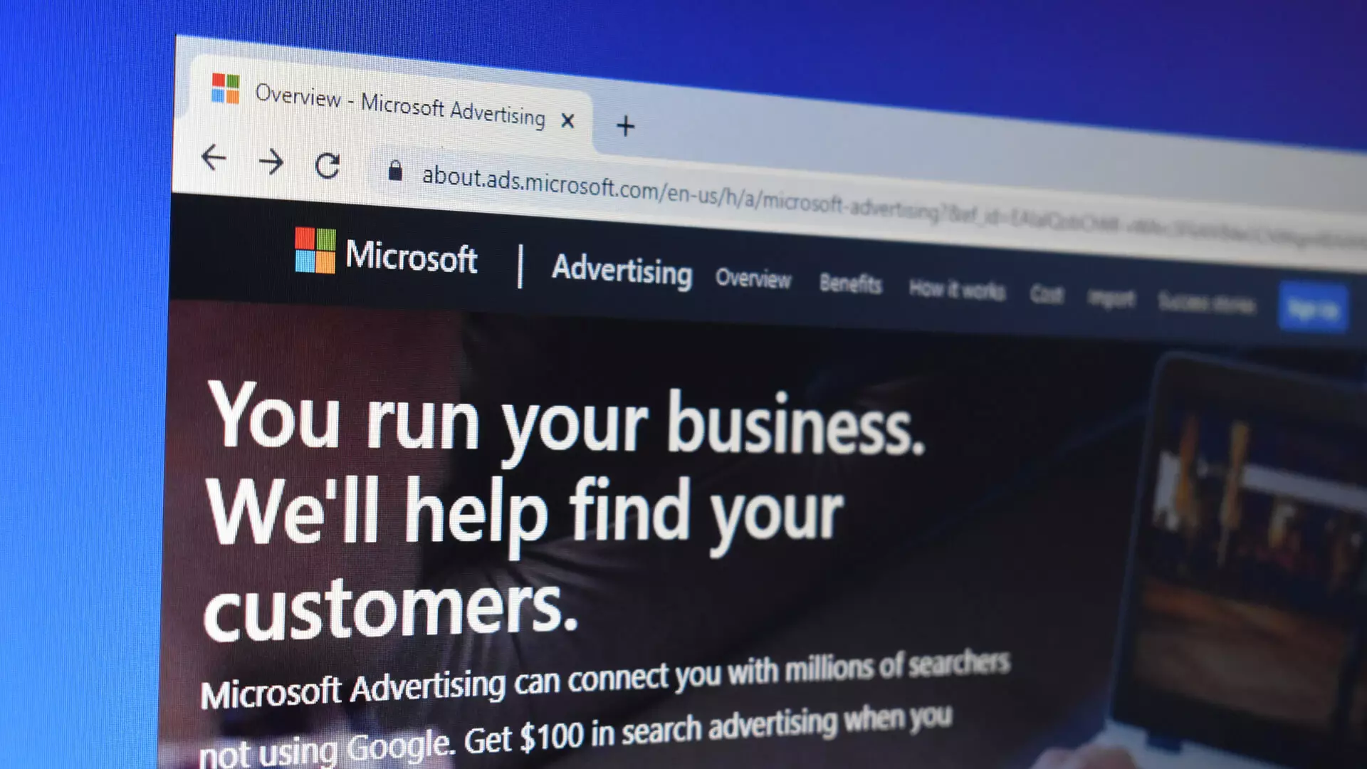 Meaitseálann Microsoft Advertising chun frása a chóireáil ar an mbealach céanna a dhéanann Google Ads