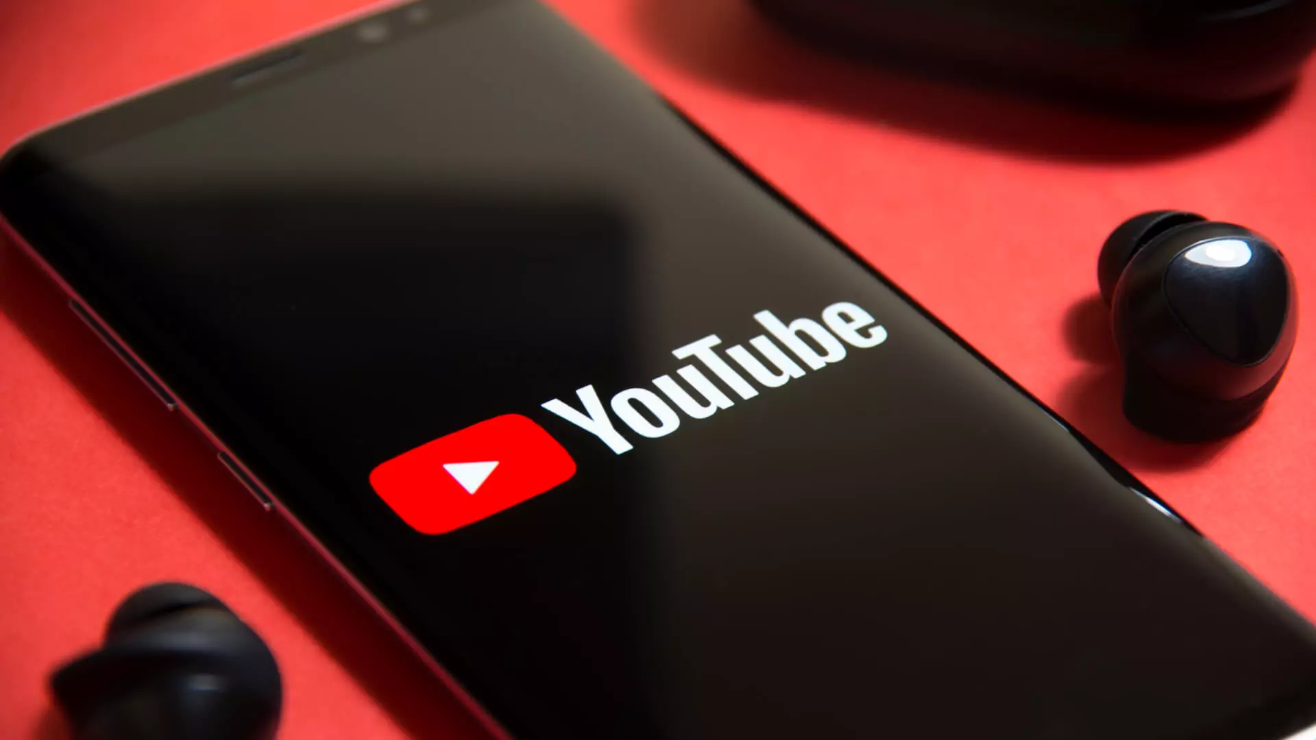 YouTube om outomaties te skakel na plekke wat in video's genoem word