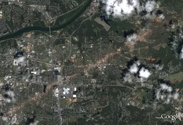 Google geeft Alabama Tornado-vernietigingsafbeeldingen en kaarten van tornado's vrij 24770_2
