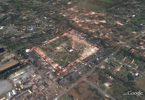 Google zverejnil obrázky zničenia tornád v Alabame a mapy tornád 24770_3
