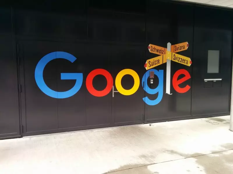 Google Zürich deur geschilderde straatnaamborden