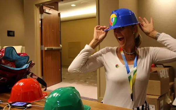 Поиск в картинках: Марисса Майерс Yahoo Baby Gift & Goodbye Google Balloons, лак для ногтей Android и хромированные шляпы 32110_5