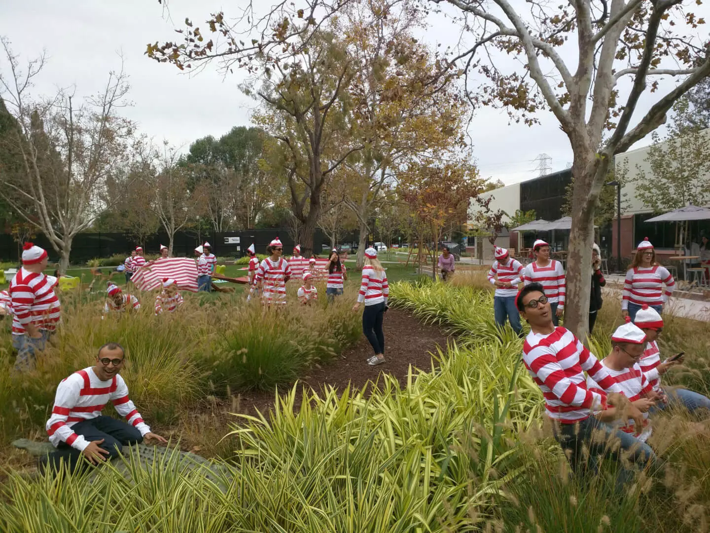 Шукаць у фотаздымках: GooglePlex Дзе Уолдо, Джон Сцюарт у Reddit і Марыса Майер Крэйон