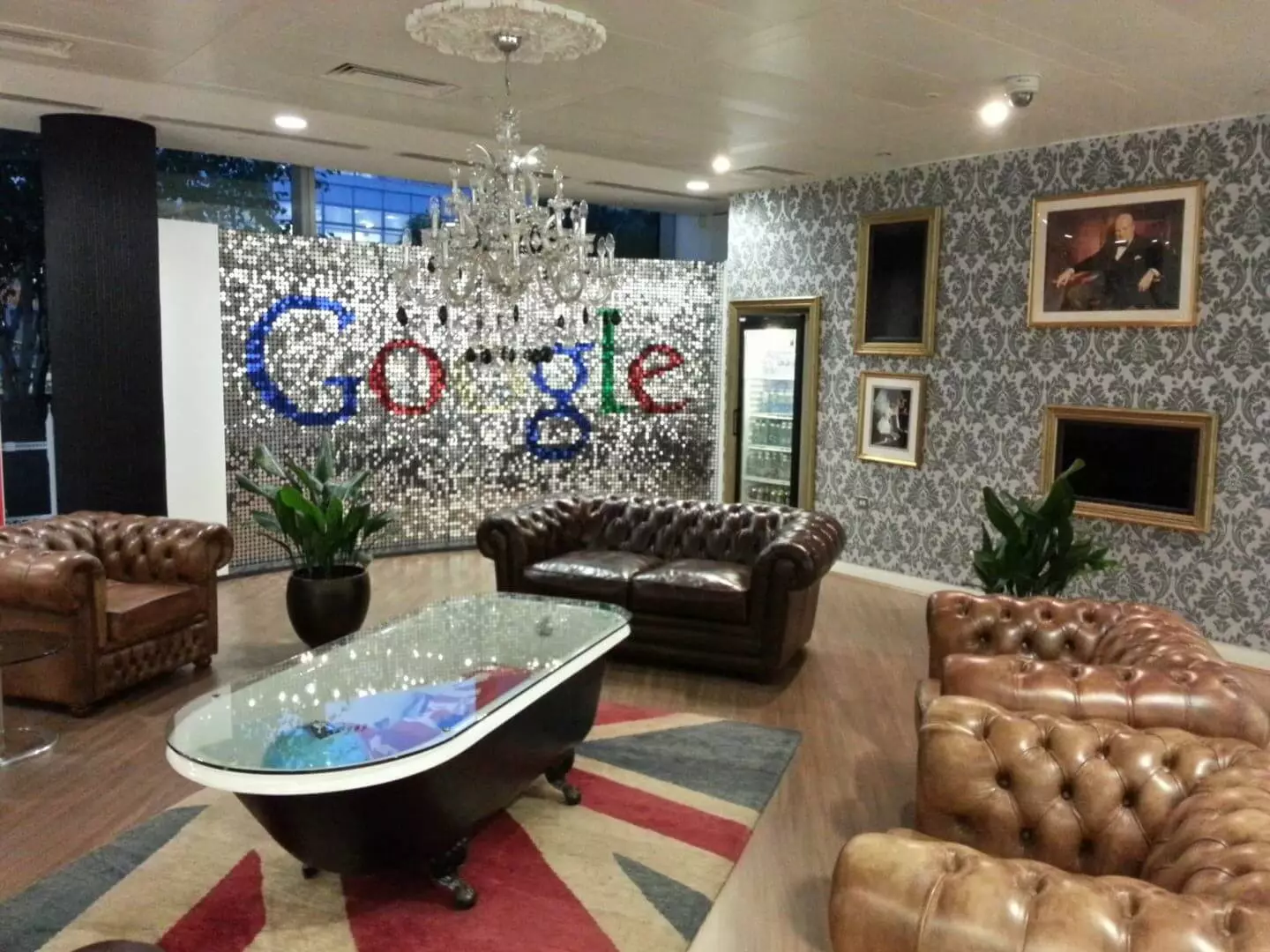 Søg i billeder: GoogleBot Chained Up, Android Statue Reorganization & Community Manager Dance