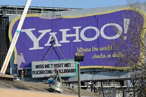 Yahoo's Bay Bridgen mainostaulu poistettiin 12 vuoden perinnön jälkeen