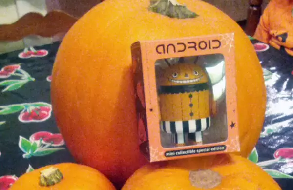 Pilarian Dina Pics: Android Pumpkin, Googleween, LinkedIn Band & A LEGO Yoda