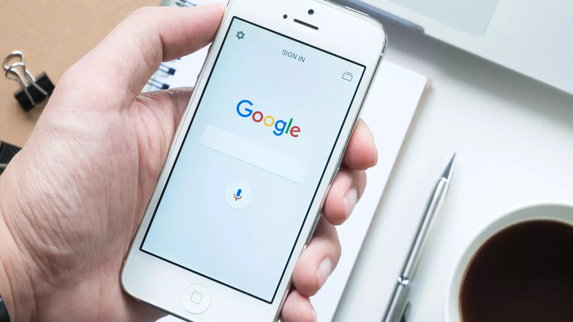 Google führt die Neugestaltung der mobilen Suche mit Schwarz ein