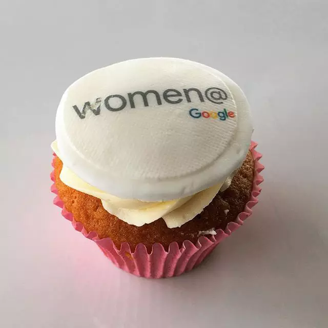 ស្វែងរកក្នុងរូបភាព៖ Craig Newmark នៅ Google, Snow នៅការិយាល័យ NYC & Women @ Google cupcake